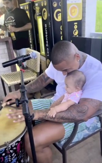 Léo Santana compartilha momento com a filha Liz e “derrete” Lore ... Léo Santana compartilha momento com a filha Liz e “derrete” Lore ...